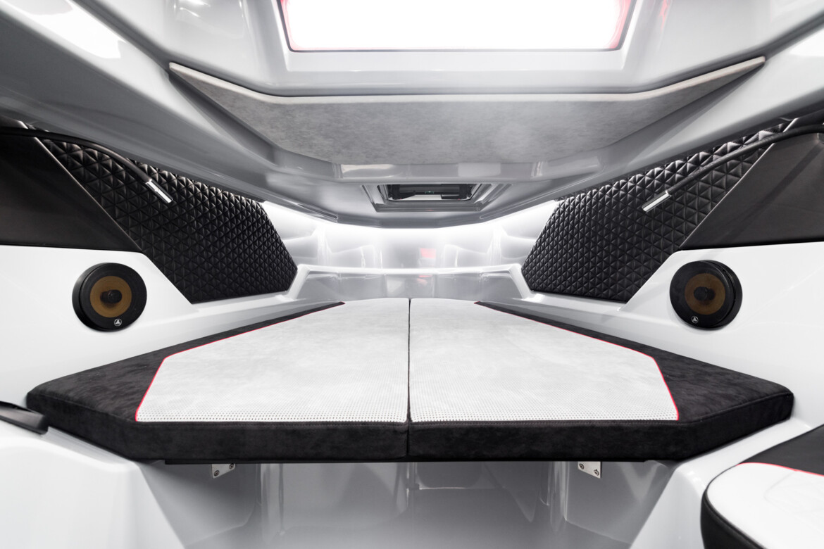 Shadow 300 Quantum White Cross-Top - Boats for Sale - For Sale - BRABUS